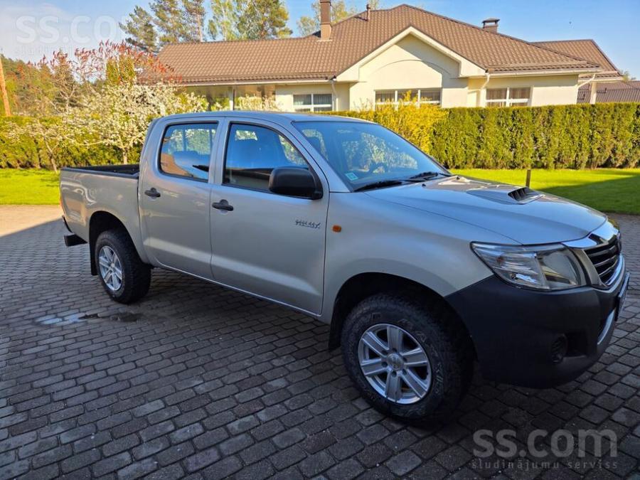 Grey Toyota Hilux 2014 in Riga, with an engine capacity of 2.50 L and mileage of 91 thousand km for 16000 €, photo 4 on AUTOMOTO.COM.LV