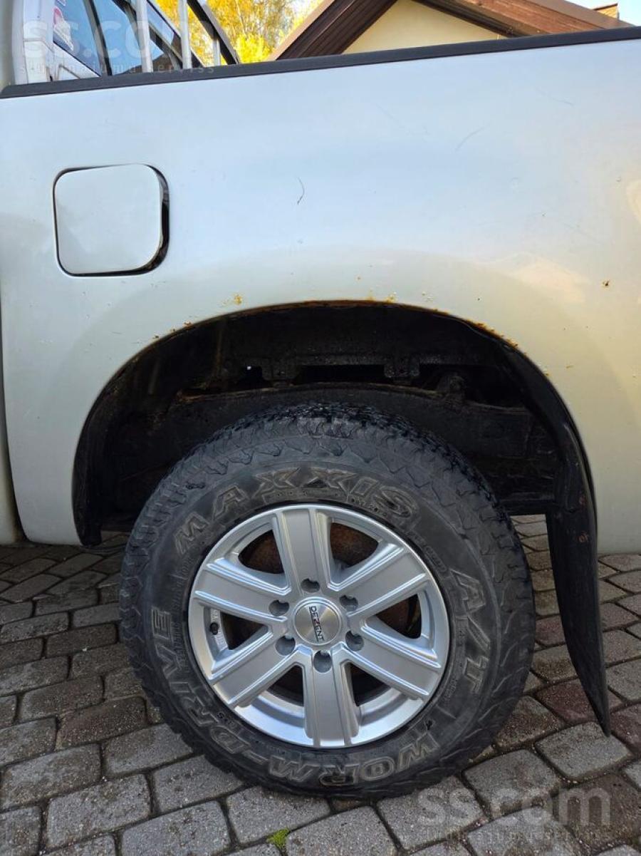 Grey Toyota Hilux 2014 in Riga, with an engine capacity of 2.50 L and mileage of 91 thousand km for 16000 €, photo 9 on AUTOMOTO.COM.LV