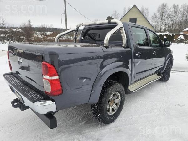 Pelēks Toyota Hilux 2014 Valka, ar dzinēja tilpumu 3.00 L un nobraukumu 370 tūkst. km par 13500 €, foto 2 vietnē AUTOMOTO.COM.LV