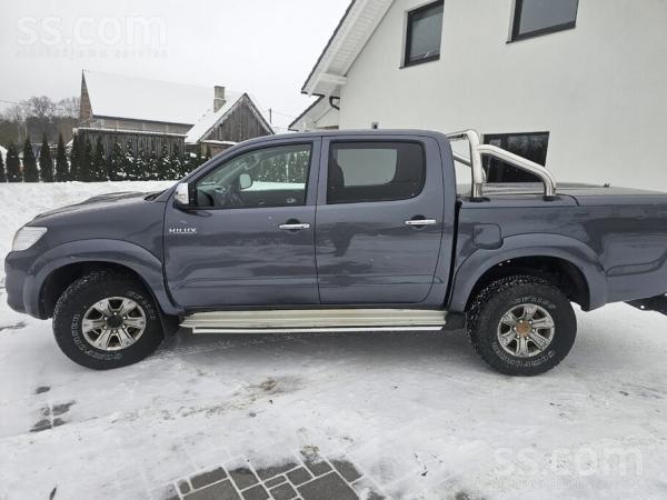 Pelēks Toyota Hilux 2014 Valka, ar dzinēja tilpumu 3.00 L un nobraukumu 370 tūkst. km par 13500 €, foto 4 vietnē AUTOMOTO.COM.LV