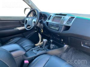 Pelēks Toyota Hilux 2014 Rīga, ar dzinēja tilpumu 3.00 L un nobraukumu 276 tūkst. km par 16990 €, foto 7 vietnē AUTOMOTO.COM.LV