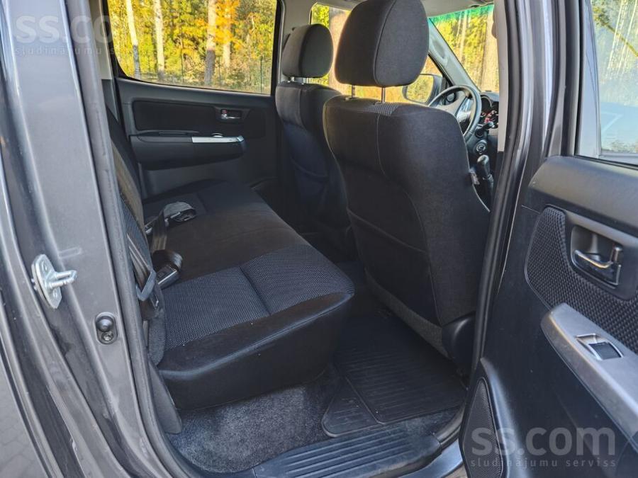 Pelēks Toyota Hilux 2014 Ogre, ar dzinēja tilpumu 3.00 L un nobraukumu 282 tūkst. km par 15000 €, foto 14 vietnē AUTOMOTO.COM.LV