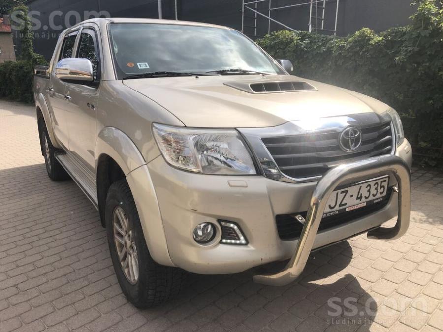 Pelēks Toyota Hilux 2015 Rīga, ar dzinēja tilpumu 3.00 L un nobraukumu 160 tūkst. km par 19900 €, foto 1 vietnē AUTOMOTO.COM.LV