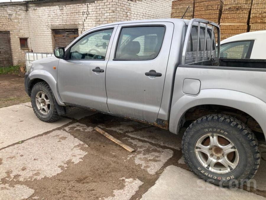 Grey Toyota Hilux 2015 in Daugavpils, with an engine capacity of 2.50 L and mileage of 445 thousand km for 11000 €, photo 3 on AUTOMOTO.COM.LV