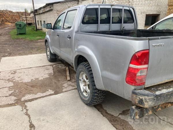 Grey Toyota Hilux 2015 in Daugavpils, with an engine capacity of 2.50 L and mileage of 445 thousand km for 11000 €, photo 3 on AUTOMOTO.COM.LV