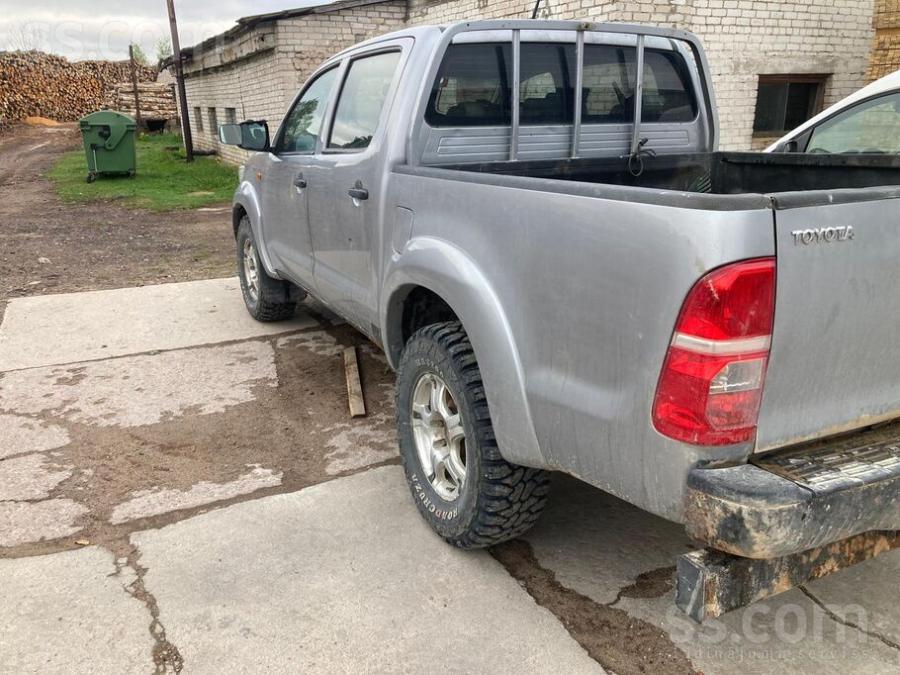 Grey Toyota Hilux 2015 in Daugavpils, with an engine capacity of 2.50 L and mileage of 445 thousand km for 11000 €, photo 4 on AUTOMOTO.COM.LV