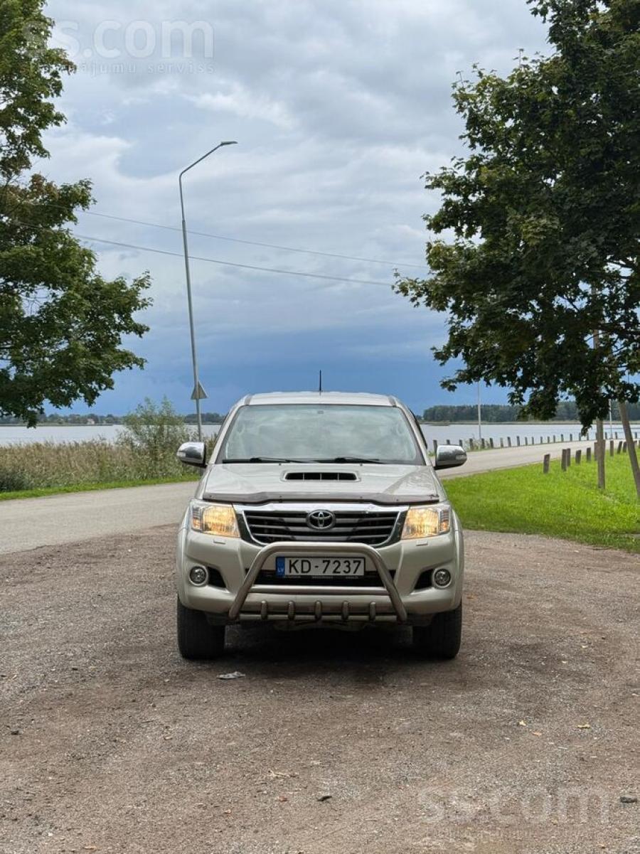 Grey Toyota Hilux 2015 in Bauska, with an engine capacity of 2.50 L and mileage of 267 thousand km for 14950 €, photo 1 on AUTOMOTO.COM.LV