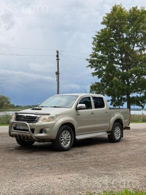 Grey Toyota Hilux 2015 in Bauska, with an engine capacity of 2.50 L and mileage of 267 thousand km for 14950 €, photo 3 on AUTOMOTO.COM.LV