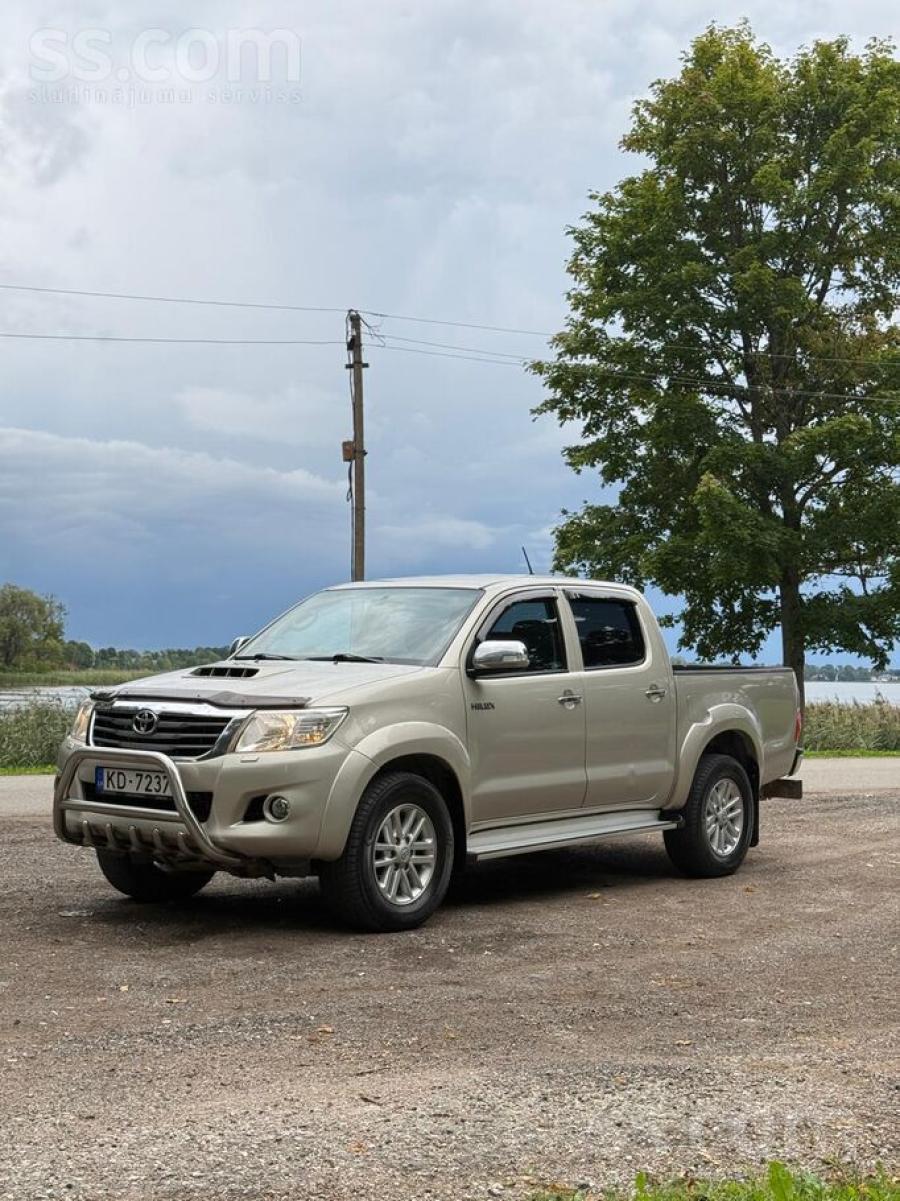 Grey Toyota Hilux 2015 in Bauska, with an engine capacity of 2.50 L and mileage of 267 thousand km for 14950 €, photo 3 on AUTOMOTO.COM.LV