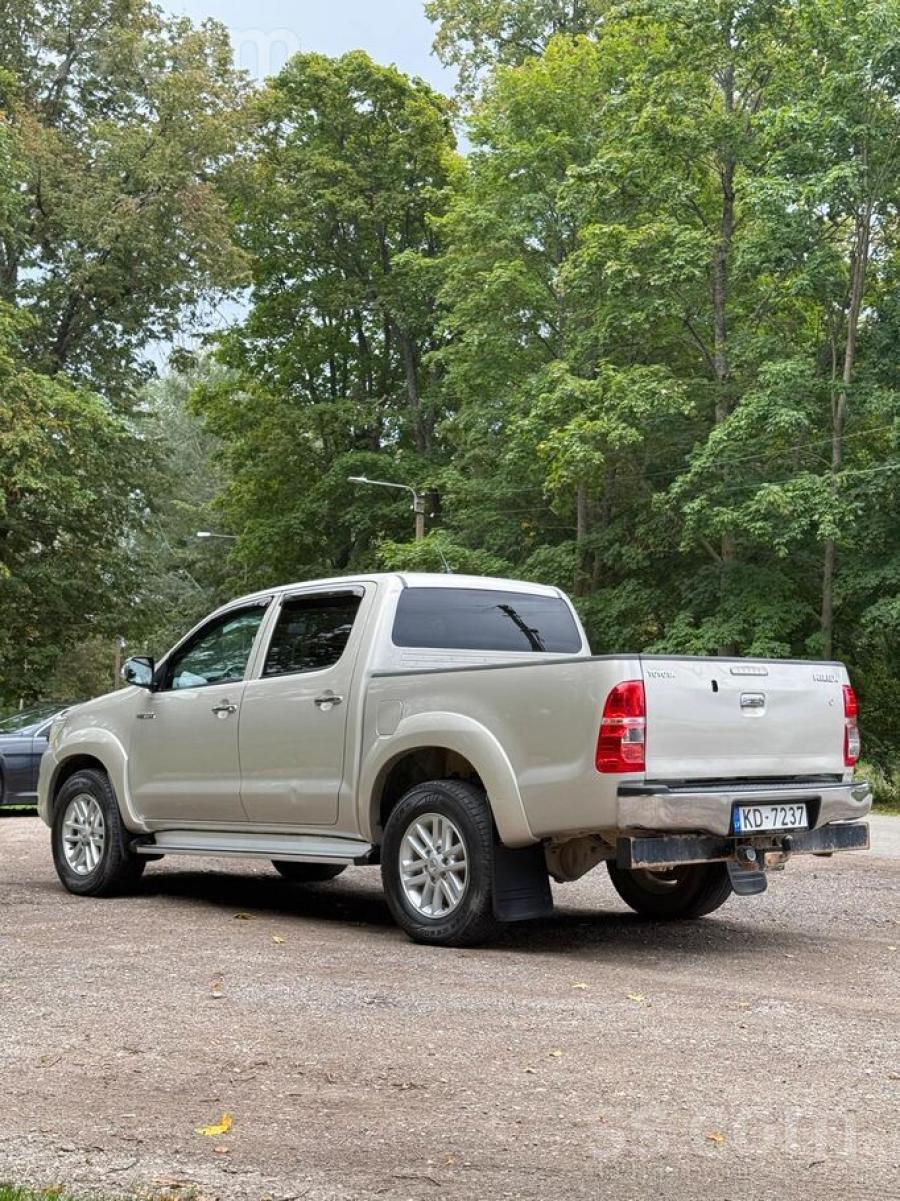 Grey Toyota Hilux 2015 in Bauska, with an engine capacity of 2.50 L and mileage of 267 thousand km for 14950 €, photo 4 on AUTOMOTO.COM.LV