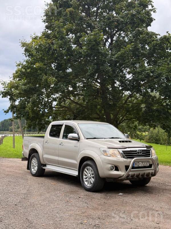 Grey Toyota Hilux 2015 in Bauska, with an engine capacity of 2.50 L and mileage of 267 thousand km for 14950 €, photo 5 on AUTOMOTO.COM.LV