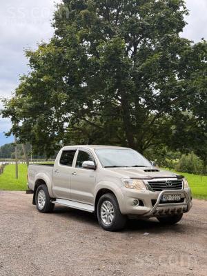Grey Toyota Hilux 2015 in Bauska, with an engine capacity of 2.50 L and mileage of 267 thousand km for 14950 €, photo 5 on AUTOMOTO.COM.LV