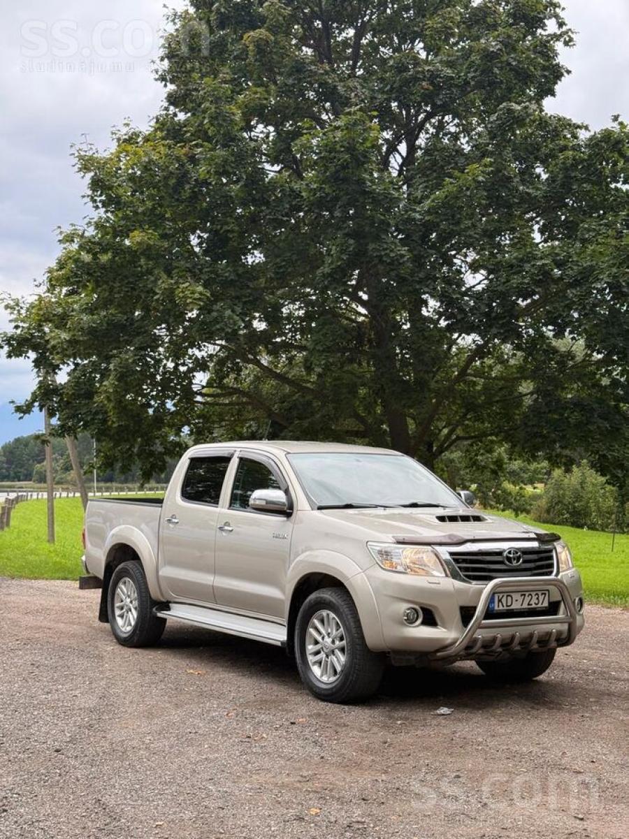 Grey Toyota Hilux 2015 in Bauska, with an engine capacity of 2.50 L and mileage of 267 thousand km for 14950 €, photo 5 on AUTOMOTO.COM.LV