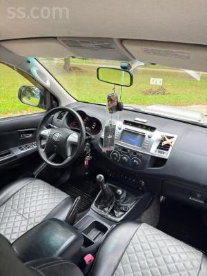 Grey Toyota Hilux 2015 in Bauska, with an engine capacity of 2.50 L and mileage of 267 thousand km for 14950 €, photo 7 on AUTOMOTO.COM.LV