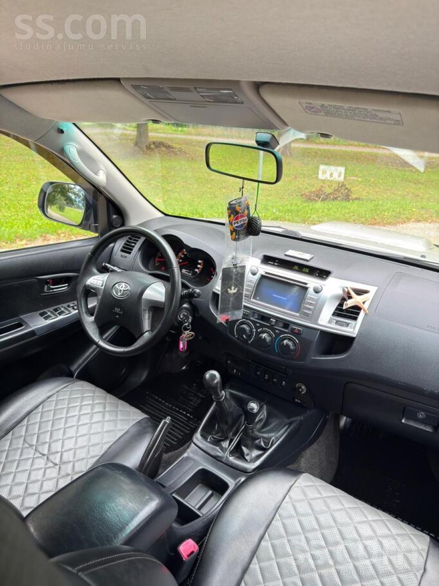 Grey Toyota Hilux 2015 in Bauska, with an engine capacity of 2.50 L and mileage of 267 thousand km for 14950 €, photo 7 on AUTOMOTO.COM.LV