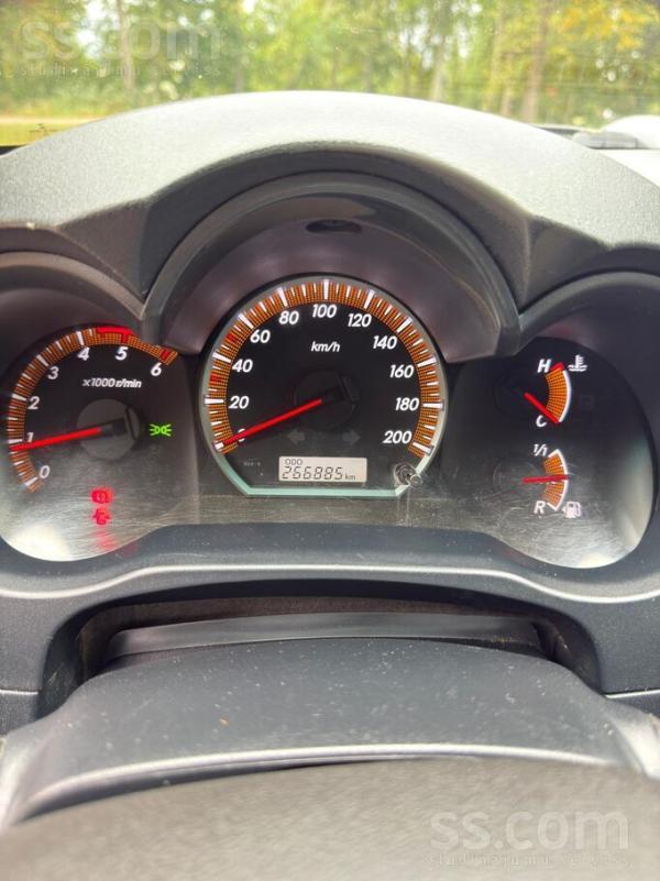 Grey Toyota Hilux 2015 in Bauska, with an engine capacity of 2.50 L and mileage of 267 thousand km for 14950 €, photo 8 on AUTOMOTO.COM.LV
