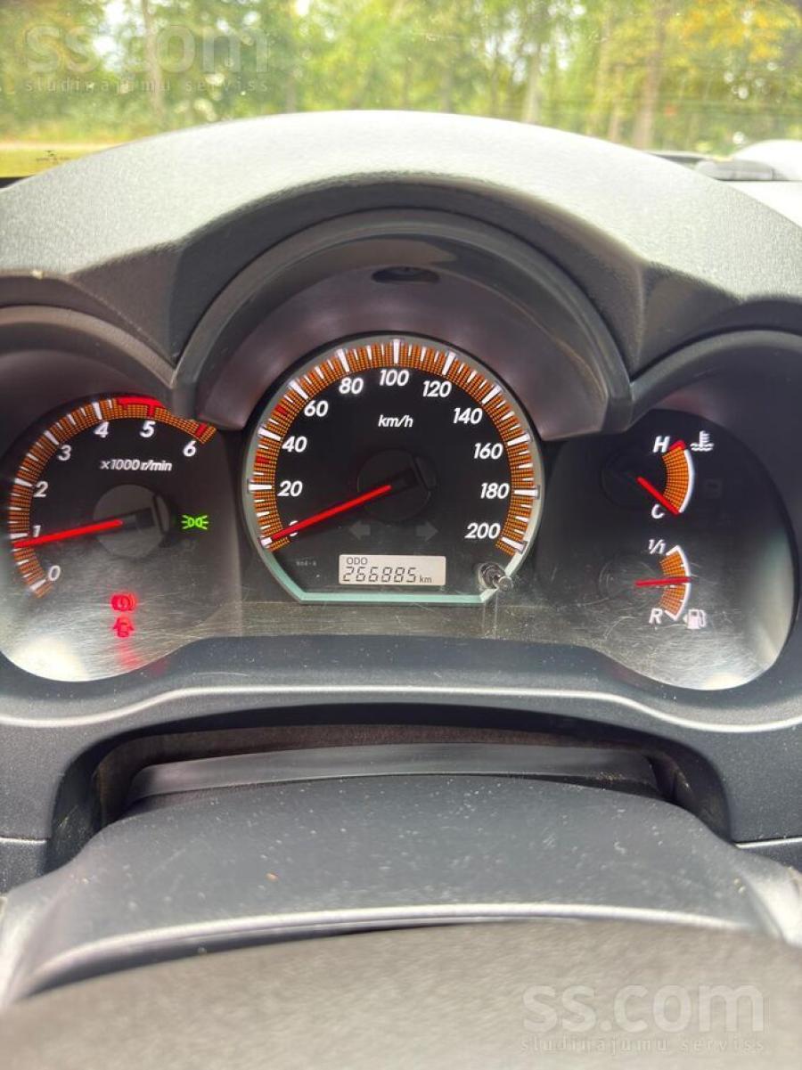 Grey Toyota Hilux 2015 in Bauska, with an engine capacity of 2.50 L and mileage of 267 thousand km for 14950 €, photo 8 on AUTOMOTO.COM.LV