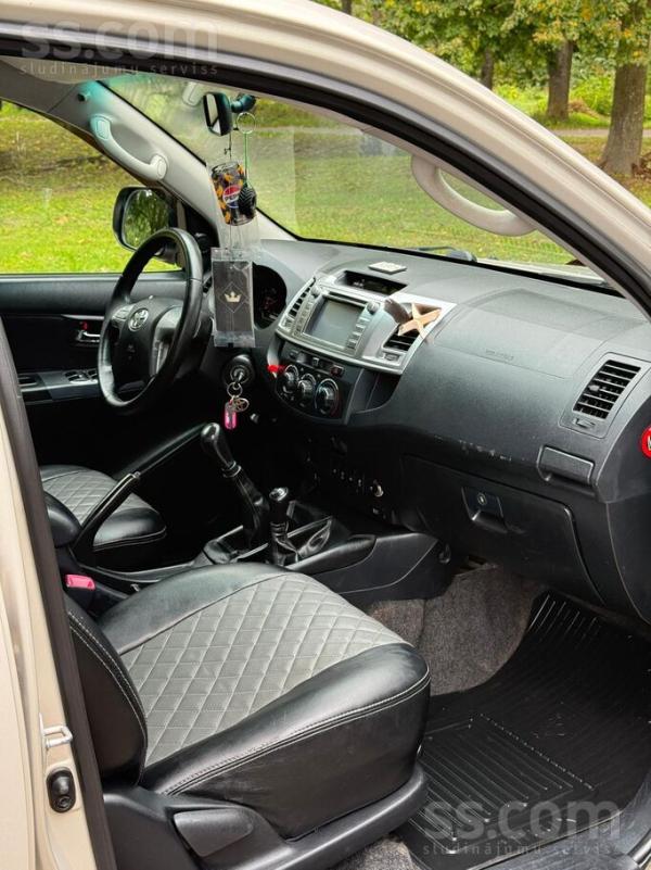 Grey Toyota Hilux 2015 in Bauska, with an engine capacity of 2.50 L and mileage of 267 thousand km for 14950 €, photo 9 on AUTOMOTO.COM.LV