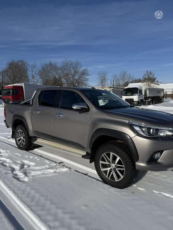 Grey Toyota Hilux 2017 in Jurbarkas, with an engine capacity of 2.39 L and mileage of 277 thousand km for 25000 €, photo 2 on AUTOMOTO.COM.LV