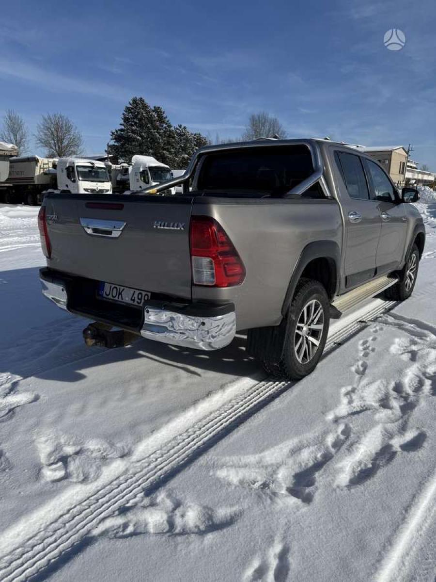 Pelēks Toyota Hilux 2017 Jurbarkas, ar dzinēja tilpumu 2.39 L un nobraukumu 277 tūkst. km par 25000 €, foto 3 vietnē AUTOMOTO.COM.LV