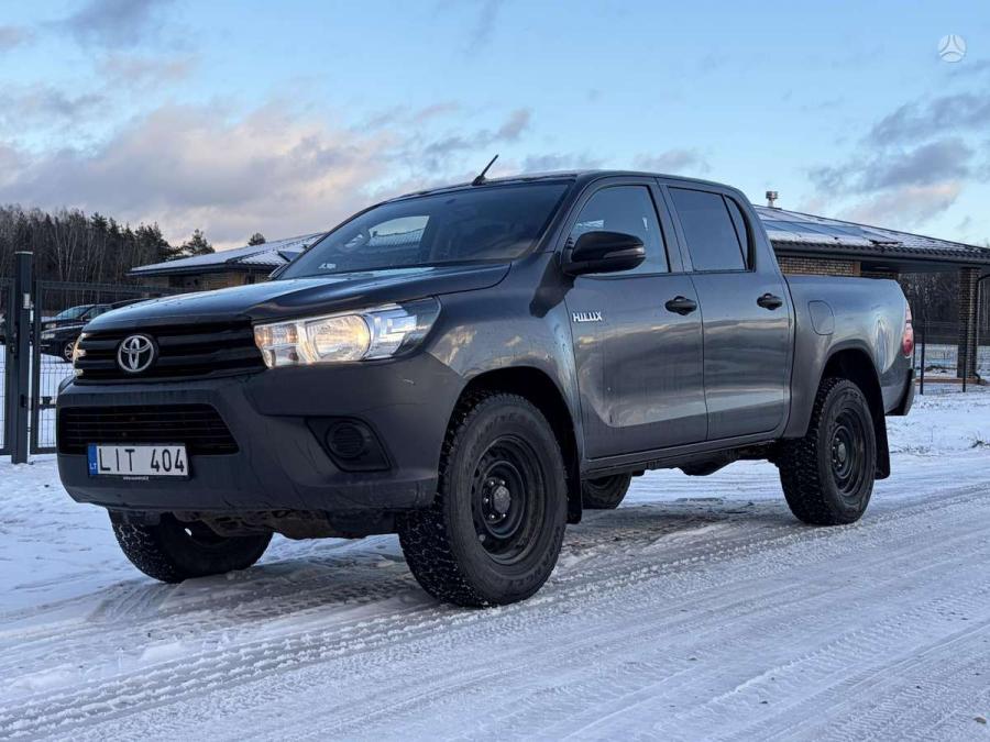 Grey Toyota Hilux 2019 in Vilnius, with an engine capacity of 2.39 L and mileage of 225 thousand km for 21400 €, photo 1 on AUTOMOTO.COM.LV
