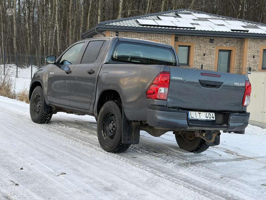 Grey Toyota Hilux 2019 in Vilnius, with an engine capacity of 2.39 L and mileage of 225 thousand km for 21400 €, photo 2 on AUTOMOTO.COM.LV