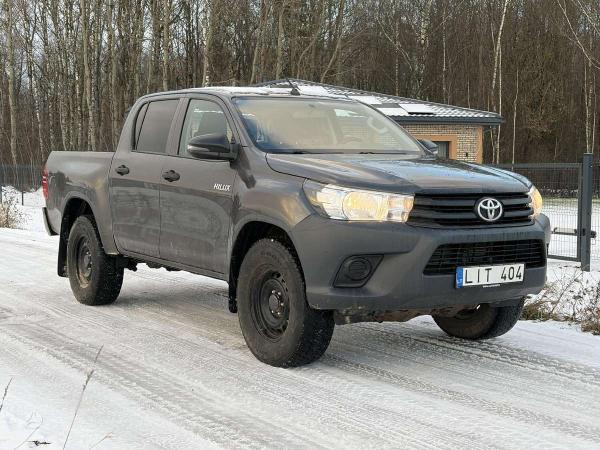 Grey Toyota Hilux 2019 in Vilnius, with an engine capacity of 2.39 L and mileage of 225 thousand km for 21400 €, photo 4 on AUTOMOTO.COM.LV
