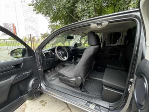 Grey Toyota Hilux 2019 in Vilnius, with an engine capacity of 2.39 L and mileage of 324 thousand km for 18900 €, photo 9 on AUTOMOTO.COM.LV