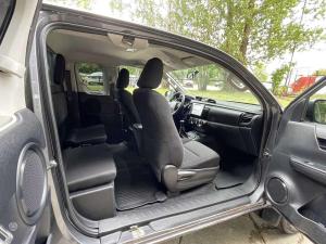 Grey Toyota Hilux 2019 in Vilnius, with an engine capacity of 2.39 L and mileage of 324 thousand km for 18900 €, photo 10 on AUTOMOTO.COM.LV