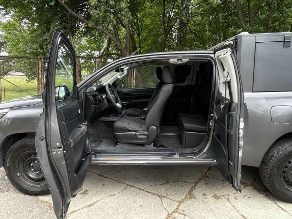 Toyota Hilux 2019 Viļņa vietnē Pelēks Toyota Hilux 2019 Viļņa, ar dzinēja tilpumu 2.39 L un nobraukumu 324 tūkst. km par 18900 €, foto 7 vietnē AUTOMOTO.COM.LV