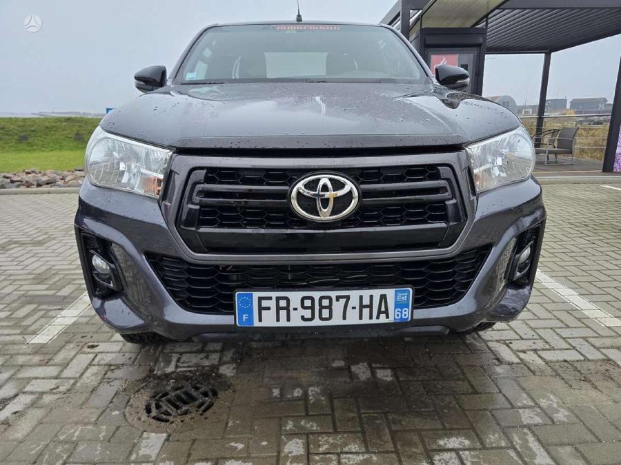 Grey Toyota Hilux 2020 in Taurage, with an engine capacity of 2.39 L and mileage of 43 thousand km for 22750 €, photo 4 on AUTOMOTO.COM.LV