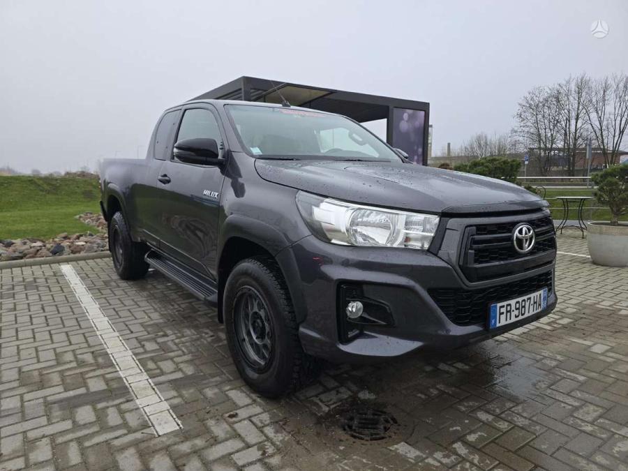 Grey Toyota Hilux 2020 in Taurage, with an engine capacity of 2.39 L and mileage of 43 thousand km for 22750 €, photo 6 on AUTOMOTO.COM.LV