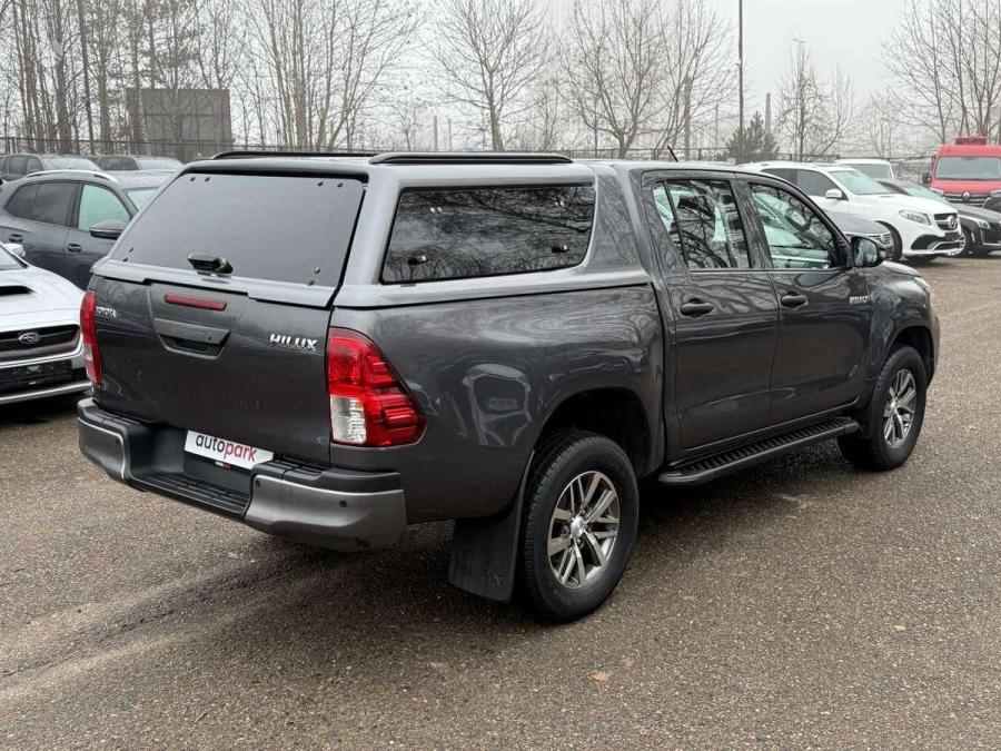 Grey Toyota Hilux 2021 in Vilnius, with an engine capacity of 2.39 L and mileage of 115 thousand km for 28900 €, photo 3 on AUTOMOTO.COM.LV