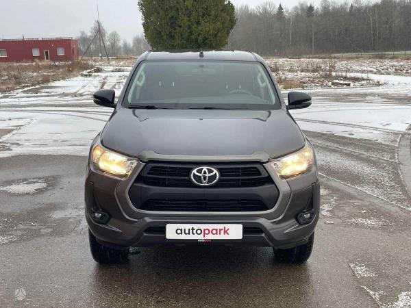 Grey Toyota Hilux 2021 in Ukmerge, with an engine capacity of 2.39 L and mileage of 126 thousand km for 26900 €, photo 2 on AUTOMOTO.COM.LV