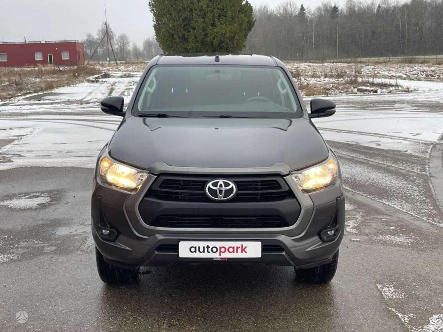 Grey Toyota Hilux 2021 in Ukmerge, with an engine capacity of 2.39 L and mileage of 126 thousand km for 26900 €, photo 2 on AUTOMOTO.COM.LV