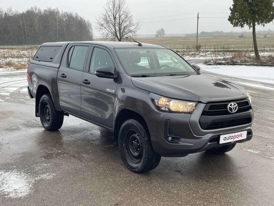 Grey Toyota Hilux 2021 in Ukmerge, with an engine capacity of 2.39 L and mileage of 126 thousand km for 26900 €, photo 3 on AUTOMOTO.COM.LV