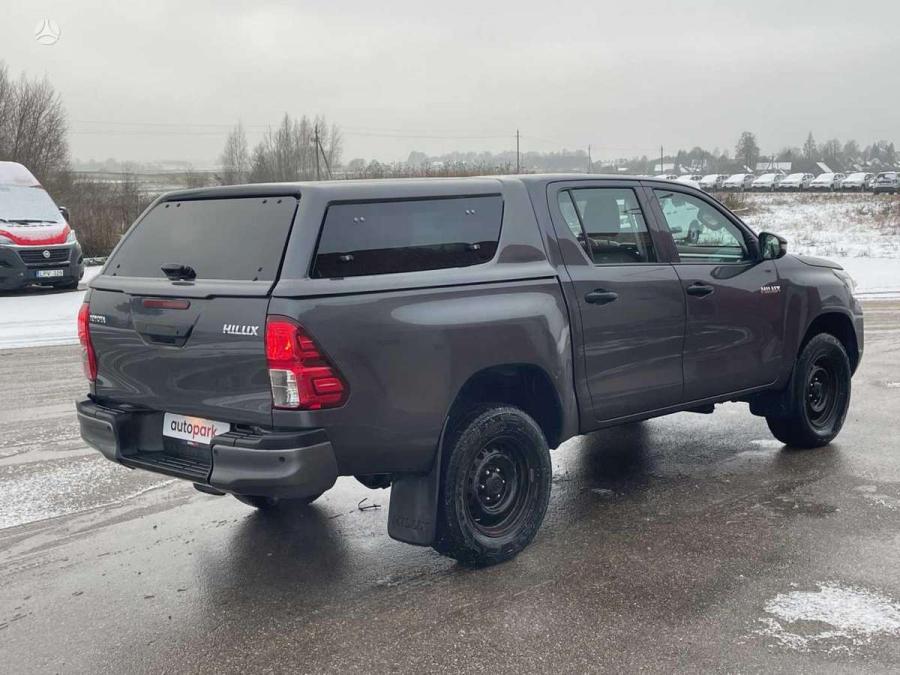Grey Toyota Hilux 2021 in Ukmerge, with an engine capacity of 2.39 L and mileage of 126 thousand km for 26900 €, photo 4 on AUTOMOTO.COM.LV