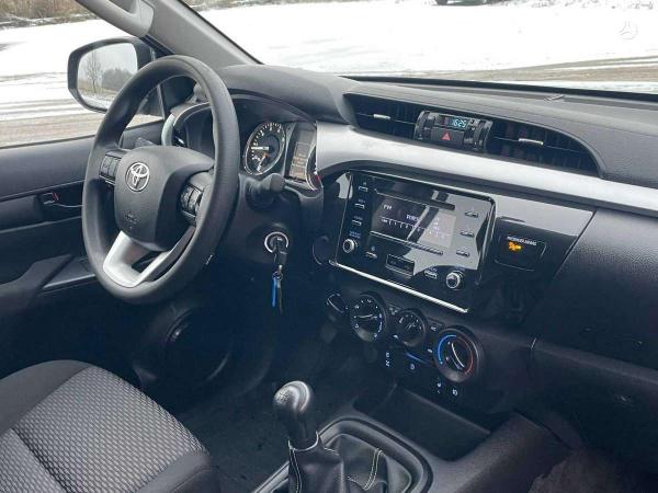 Grey Toyota Hilux 2021 in Ukmerge, with an engine capacity of 2.39 L and mileage of 126 thousand km for 26900 €, photo 8 on AUTOMOTO.COM.LV