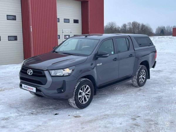 Grey Toyota Hilux 2021 in Ukmerge, with an engine capacity of 2.39 L and mileage of 84 thousand km for 29999 €, photo 1 on AUTOMOTO.COM.LV
