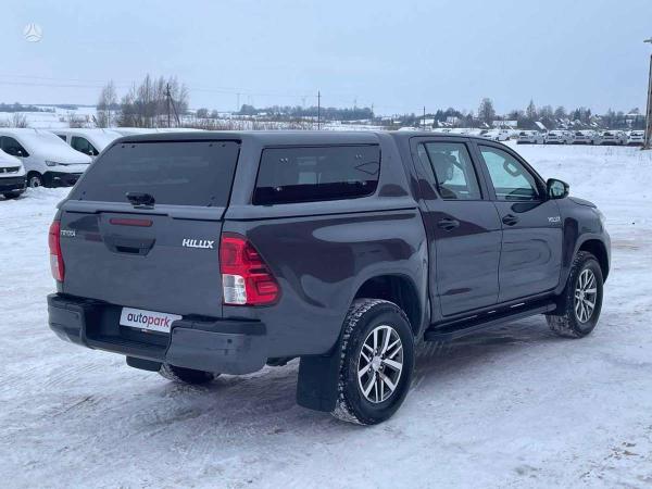 Grey Toyota Hilux 2021 in Ukmerge, with an engine capacity of 2.39 L and mileage of 84 thousand km for 29999 €, photo 4 on AUTOMOTO.COM.LV