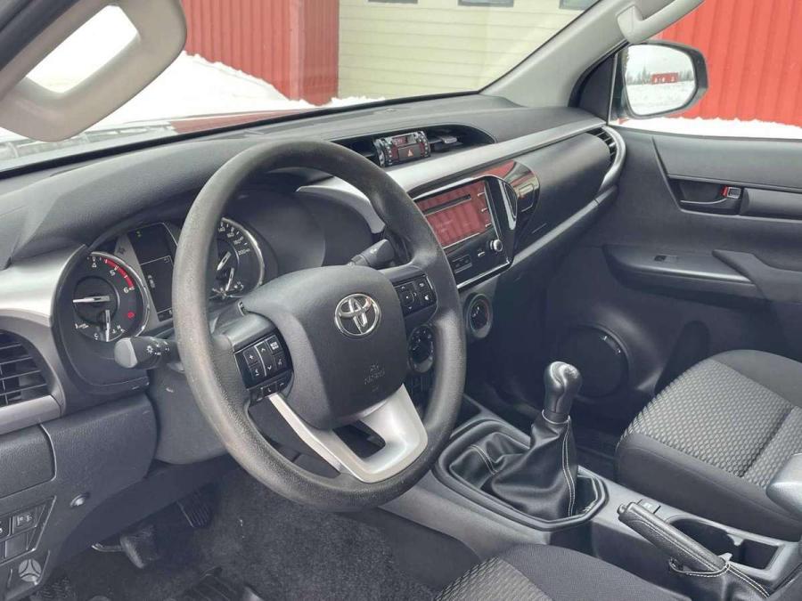 Grey Toyota Hilux 2021 in Ukmerge, with an engine capacity of 2.39 L and mileage of 84 thousand km for 29999 €, photo 6 on AUTOMOTO.COM.LV