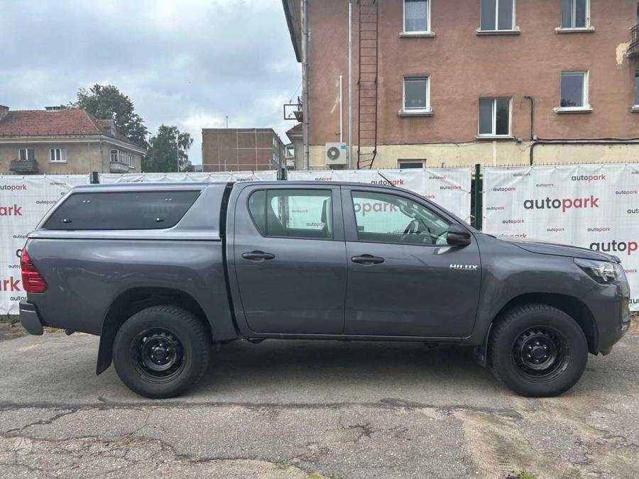 Grey Toyota Hilux 2021 in Klaipeda, with an engine capacity of 2.39 L and mileage of 93 thousand km for 28500 €, photo 3 on AUTOMOTO.COM.LV