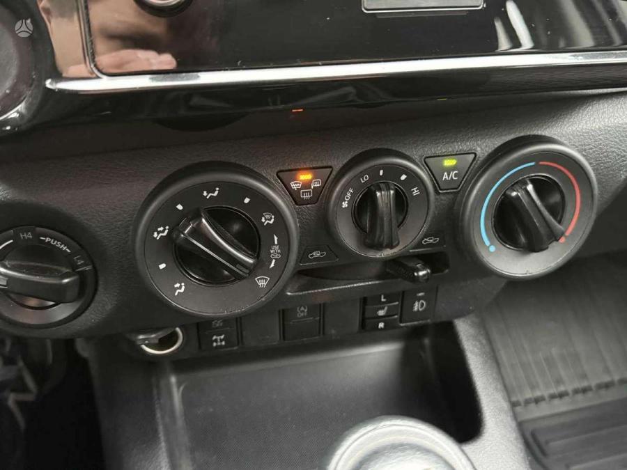 Grey Toyota Hilux 2021 in Vilnius, with an engine capacity of 2.39 L and mileage of 116 thousand km for 28900 €, photo 11 on AUTOMOTO.COM.LV