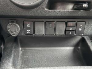 Grey Toyota Hilux 2021 in Vilnius, with an engine capacity of 2.39 L and mileage of 116 thousand km for 28900 €, photo 12 on AUTOMOTO.COM.LV