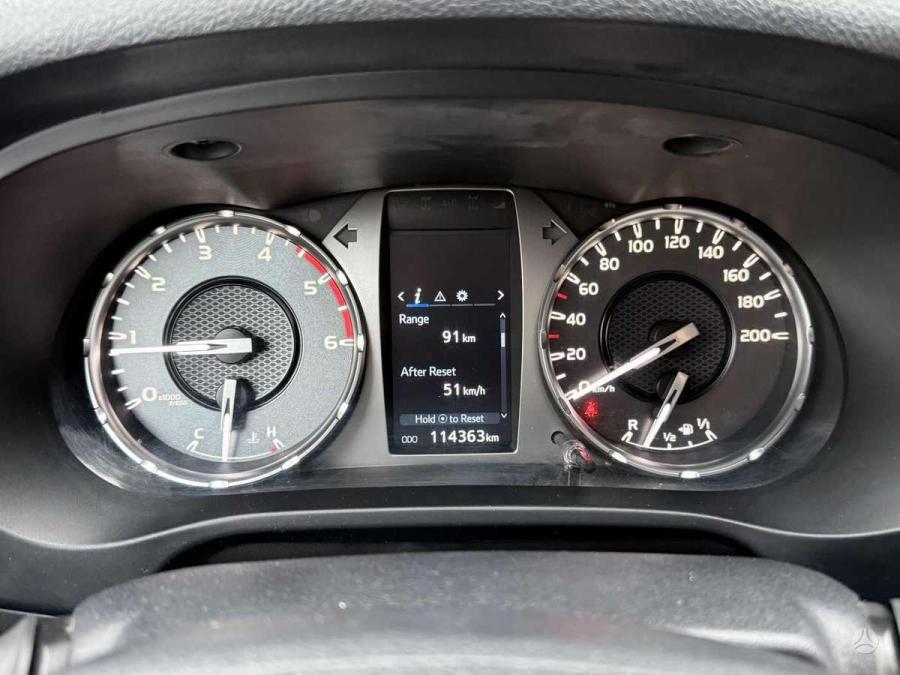 Grey Toyota Hilux 2021 in Vilnius, with an engine capacity of 2.39 L and mileage of 116 thousand km for 28900 €, photo 13 on AUTOMOTO.COM.LV