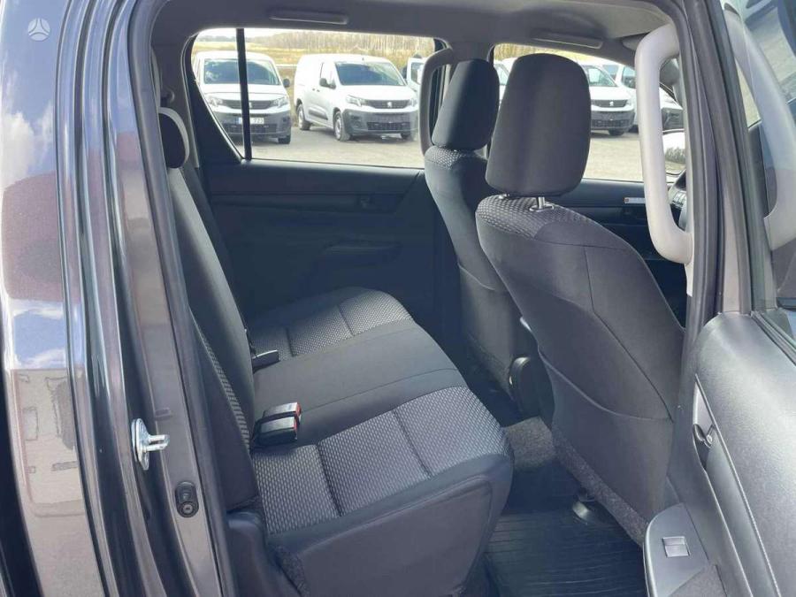Grey Toyota Hilux 2021 in Ukmerge, with an engine capacity of 2.39 L and mileage of 90 thousand km for 29999 €, photo 6 on AUTOMOTO.COM.LV