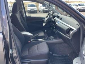 Grey Toyota Hilux 2021 in Ukmerge, with an engine capacity of 2.39 L and mileage of 90 thousand km for 29999 €, photo 7 on AUTOMOTO.COM.LV