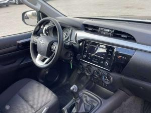 Grey Toyota Hilux 2021 in Ukmerge, with an engine capacity of 2.39 L and mileage of 90 thousand km for 29999 €, photo 9 on AUTOMOTO.COM.LV