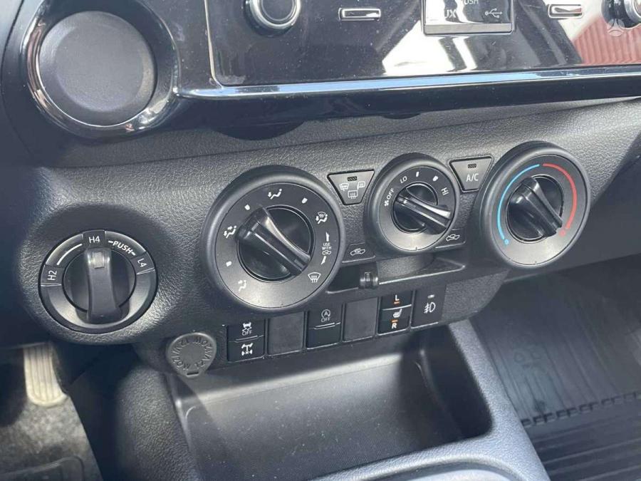 Grey Toyota Hilux 2021 in Ukmerge, with an engine capacity of 2.39 L and mileage of 90 thousand km for 29999 €, photo 11 on AUTOMOTO.COM.LV