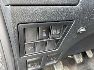 Grey Toyota Hilux 2021 in Ukmerge, with an engine capacity of 2.39 L and mileage of 90 thousand km for 29999 €, photo 12 on AUTOMOTO.COM.LV